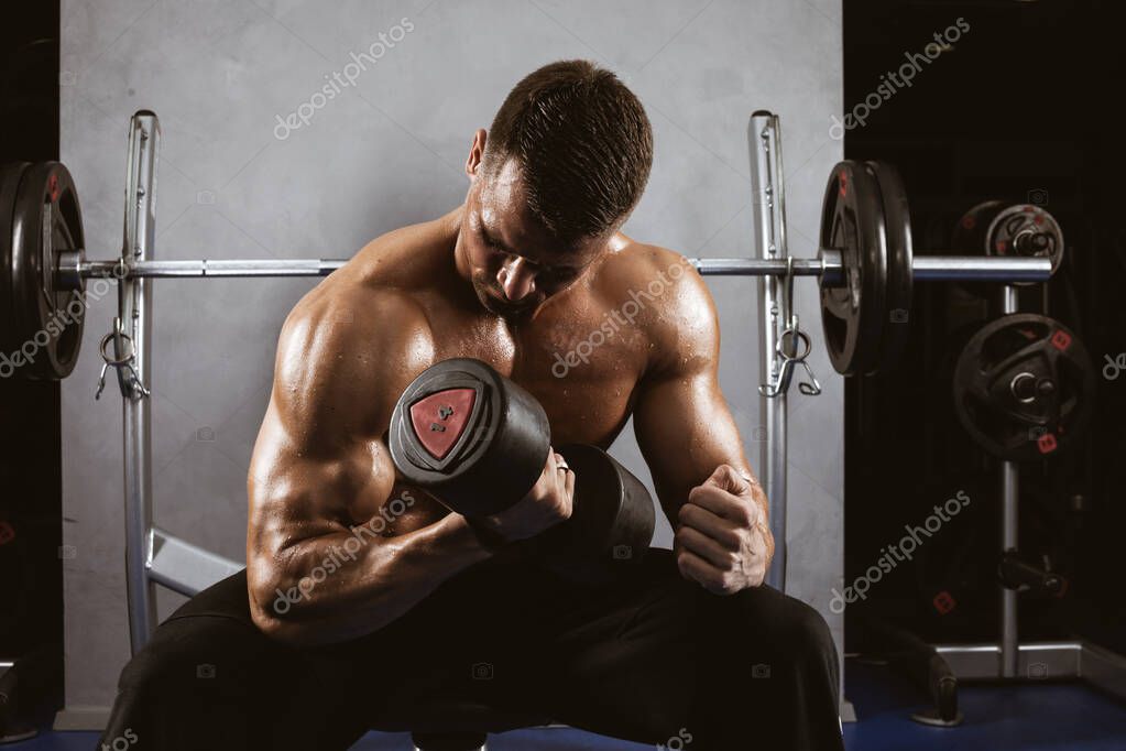 Fitness en gimnasio, deporte y estilo de vida saludable. Hombre atlético guapo con torso desnudo ...
