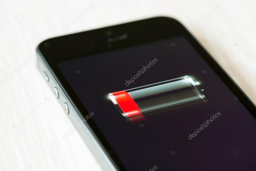 Low battery on Apple iPhone 5S – Stock Editorial Photo © bloomua #64742465