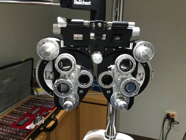 Fotos de Eye exam table, Imagens de Eye exam table sem royalties ...