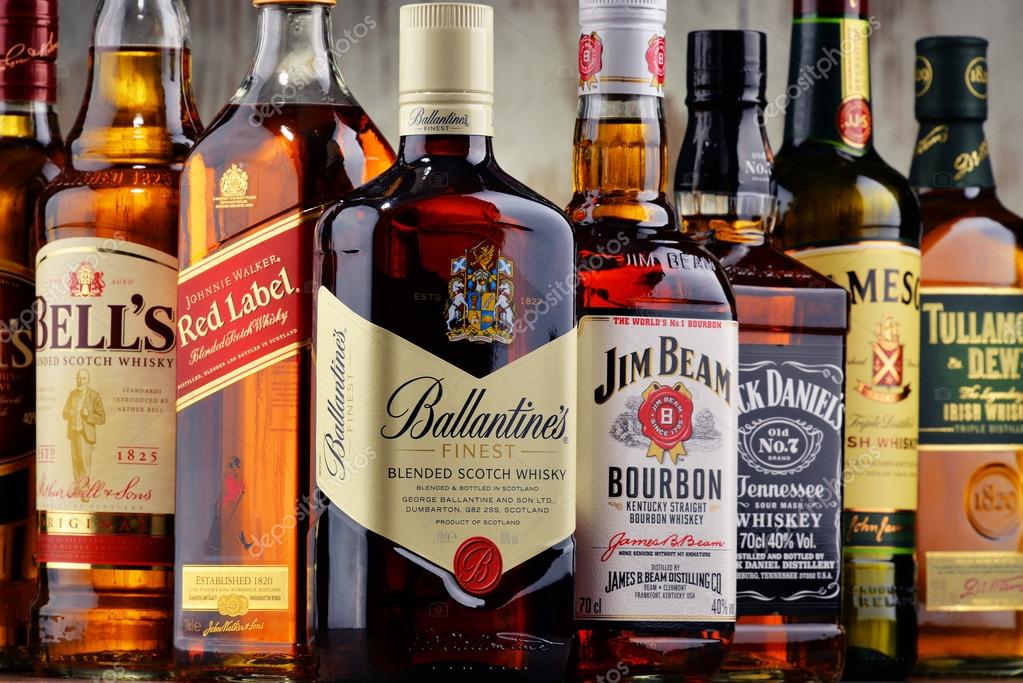 Bouteilles de plusieurs marques de whisky américaines, irlandaises et ...