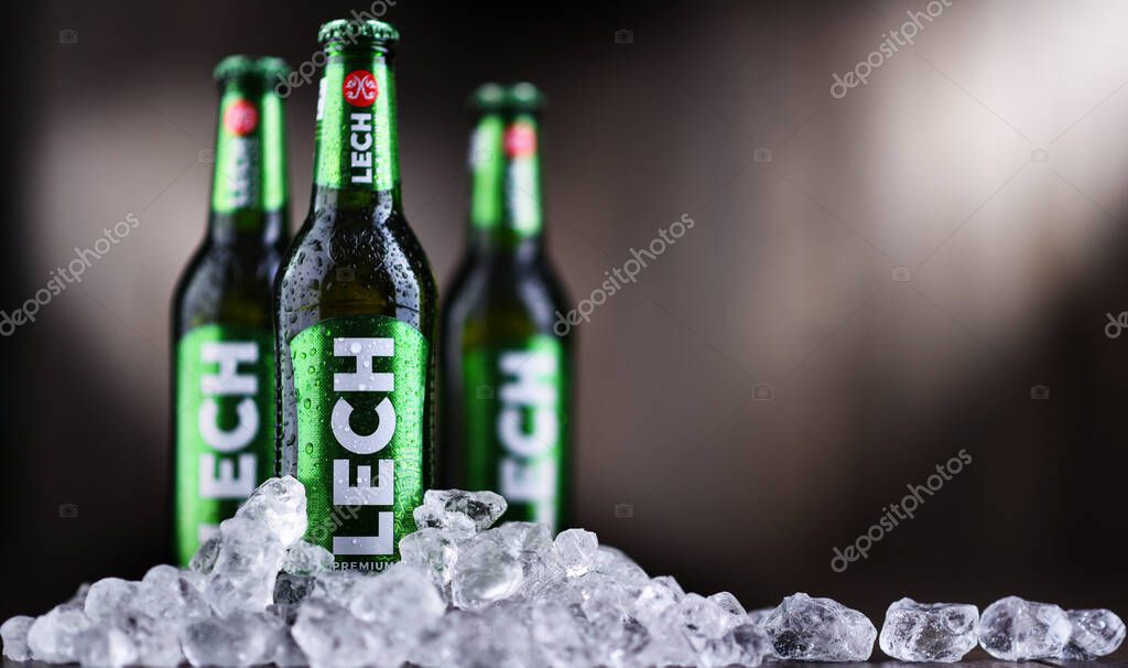 POZNAN, POL - OCT 2, 2020: Botellas de Lech, una marca de cerveza ...