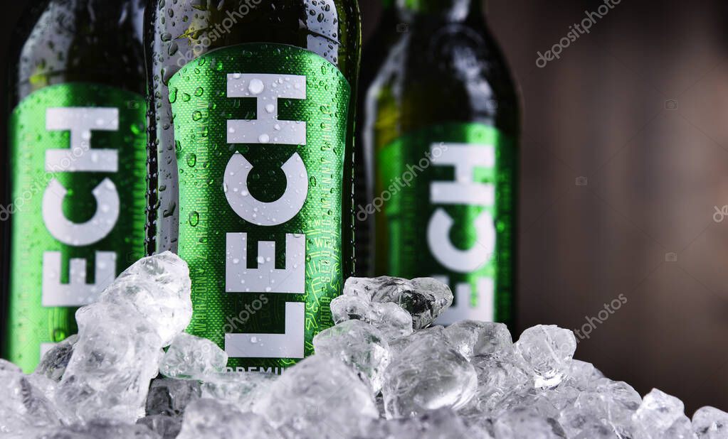 POZNAN, POL - OCT 2, 2020: Botellas de Lech, una marca de cerveza ...