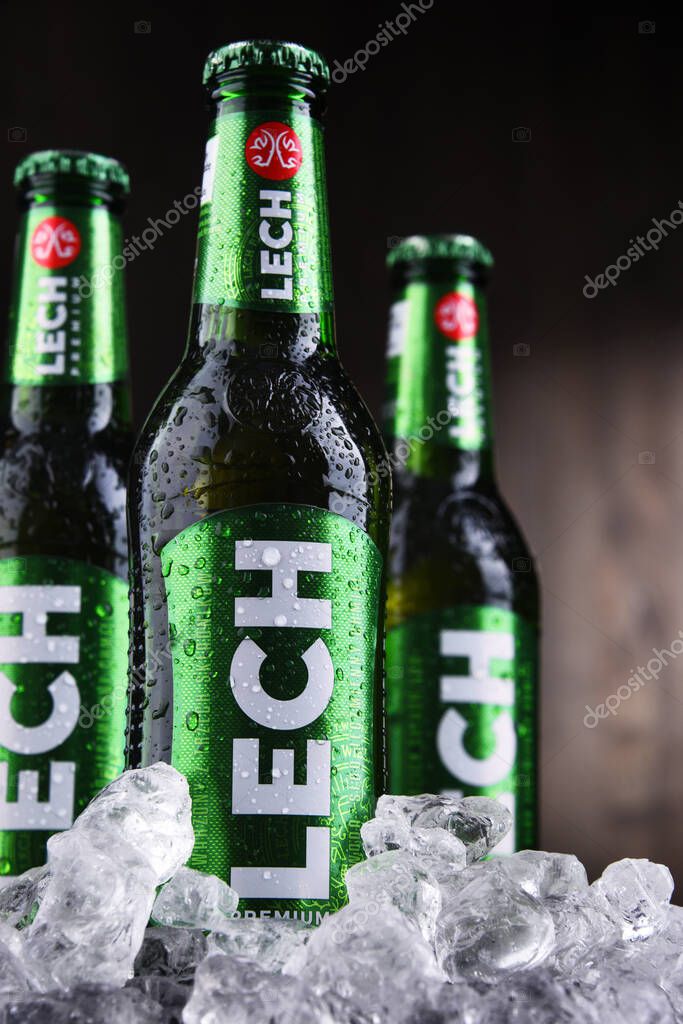 POZNAN, POL - OCT 2, 2020: Botellas de Lech, una marca de cerveza ...