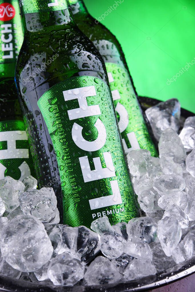 POZNAN, POL - 8 de octubre de 2020: Botellas de Lech, una marca de ...