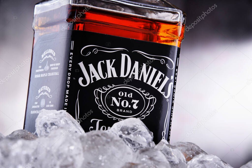 POZNAN, POL - 22 ENE 2021: Botella de Jack Daniel 's, una marca del ...