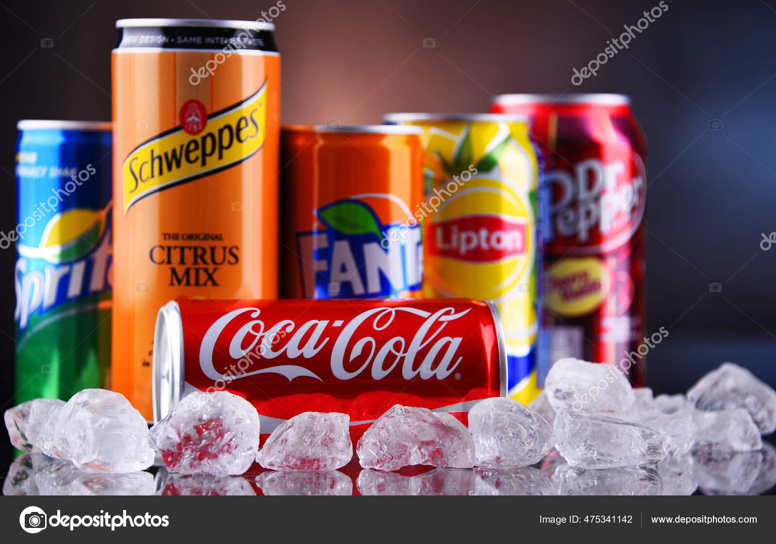 Poznan Pol Mayo 2021 Latas Refrescos Populares Como Coca Cola — Foto ...