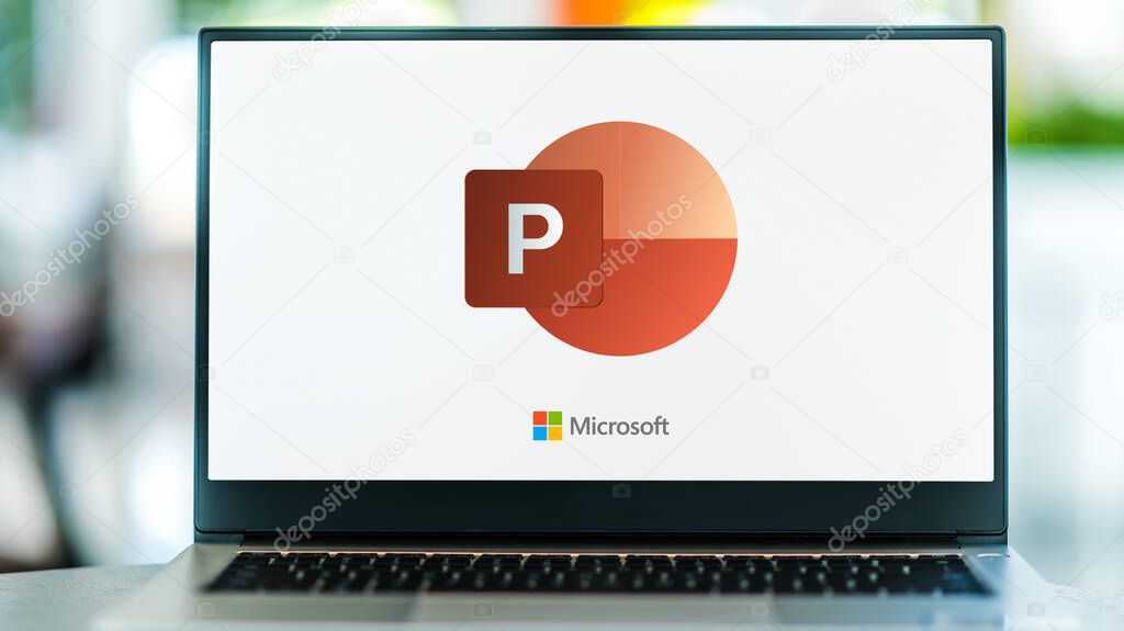 POZNAN, POL - 1 DE MAYO DE 2021: Computadora portátil que muestra el logotipo de Microsoft ...