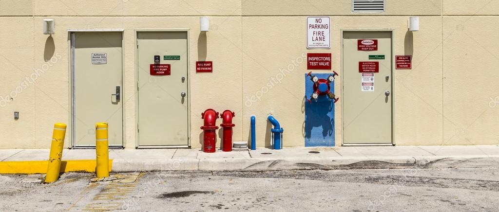 Fire hydrant and emergency exit at a backwards wall – Stock Editorial ...