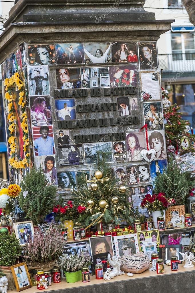 People remember Michael Jackson with cards and letters at the st ...
