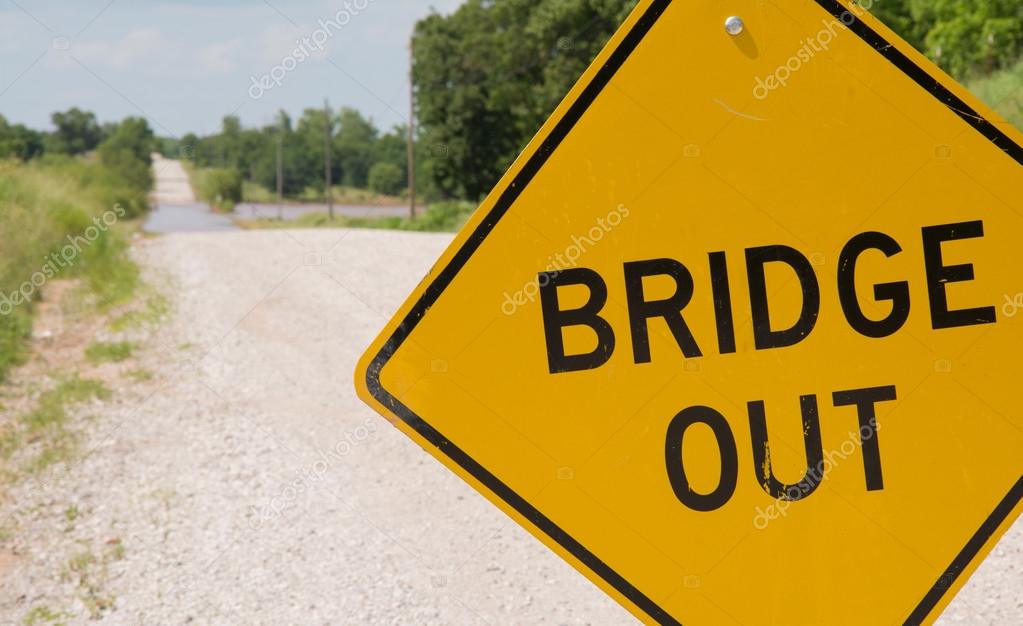 Puente hacia fuera-señal antes de una inundación cubierto los ...