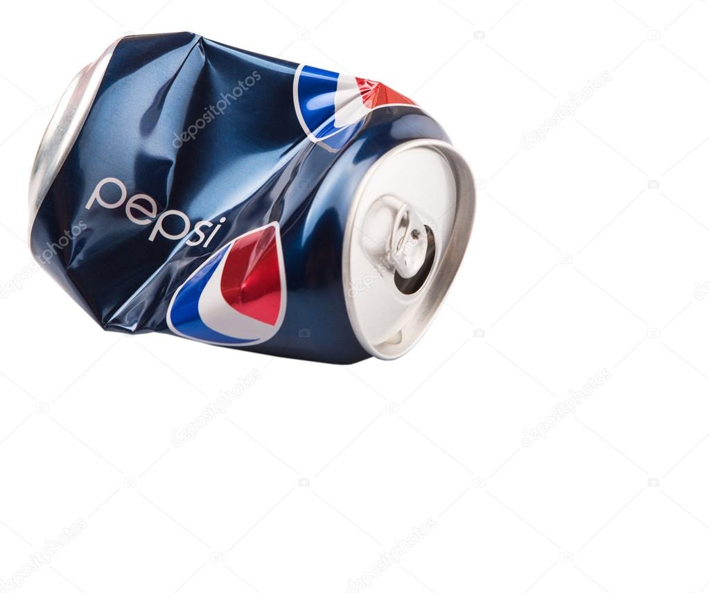 Lata de Pepsi amassado — Fotografia de Stock Editorial © akulamatiau ...