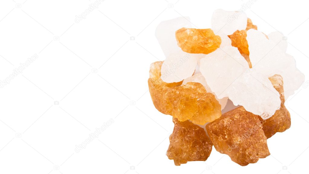 Azúcar de roca blanca y roca de caña de azúcar sobre fondo blanco 2023
