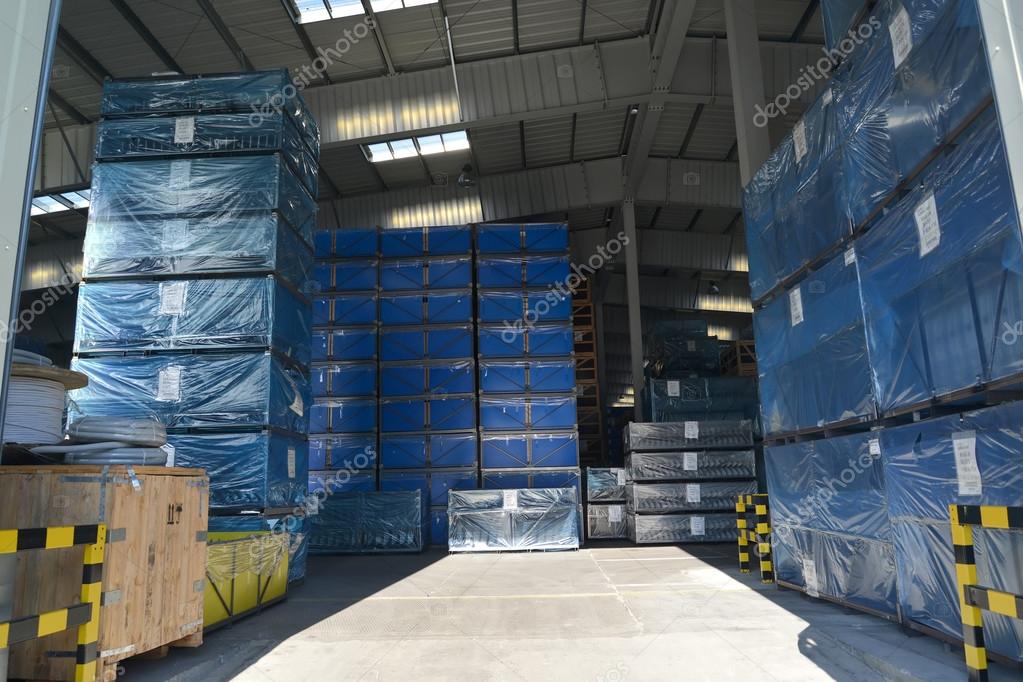 Las cajas embaladas en un almacén de fábrica moderno: fotografía de ...