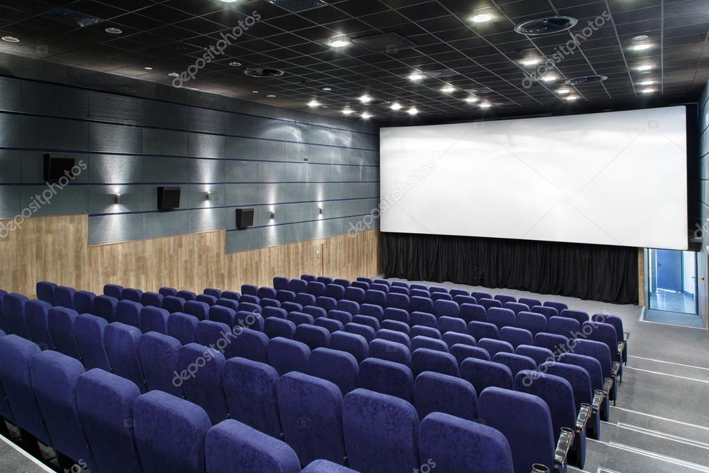 Interior sala de cinema com abundância de assentos e uma tela grande ...