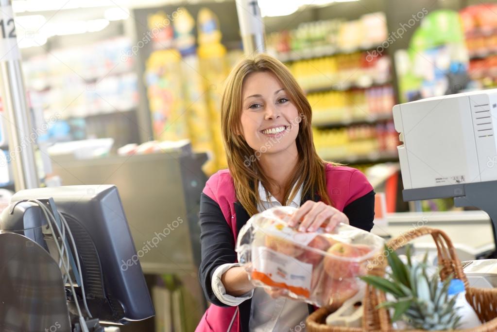 Кассир работает в продуктовом магазине стоковое фото ©Goodluz 101393128