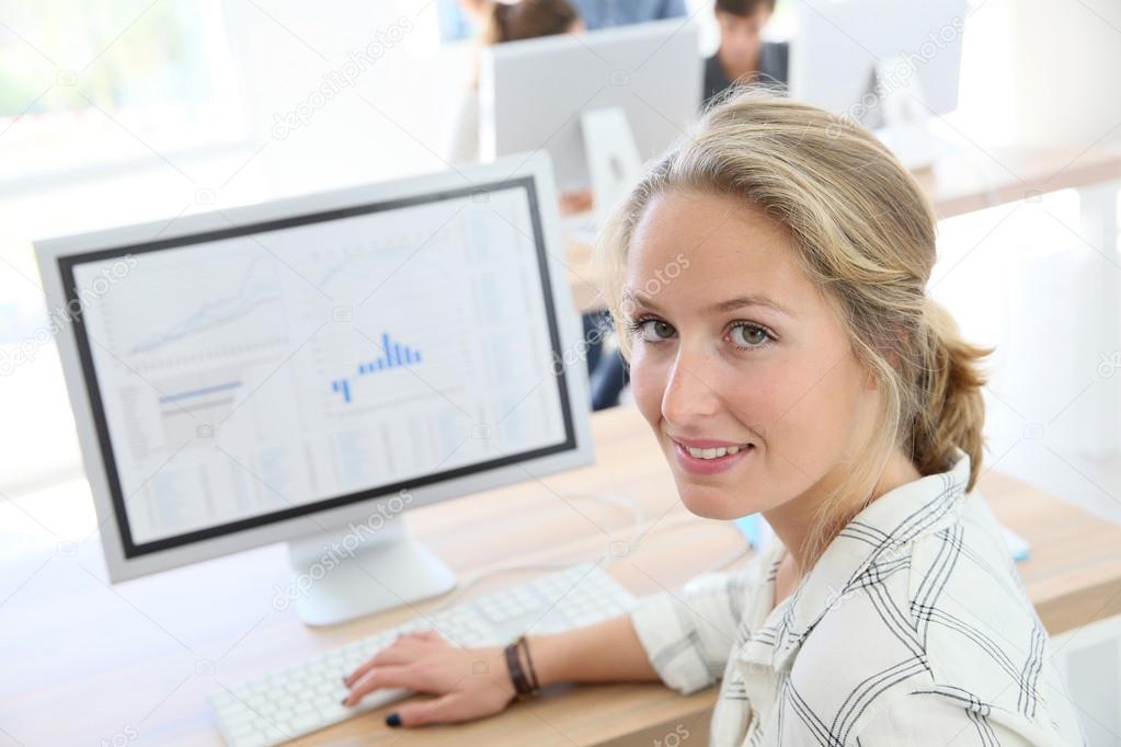 Mädchen arbeitet am Desktop-Computer – Stockfoto © Goodluz #102983654