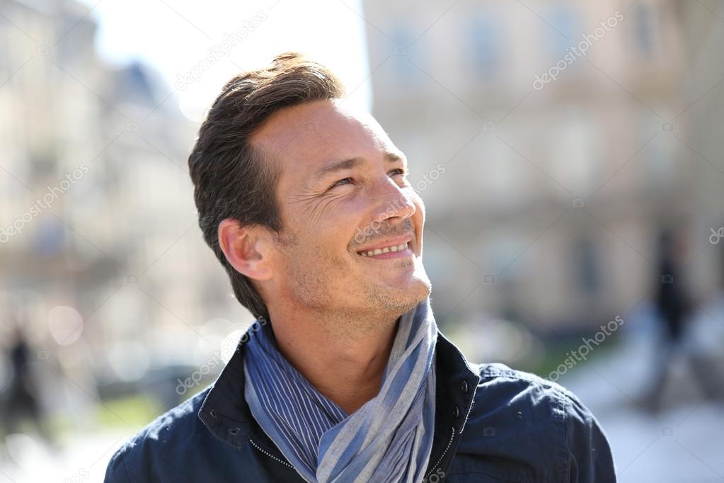 sonriente hombre de 40 años en la ciudad — Foto de stock © Goodluz ...