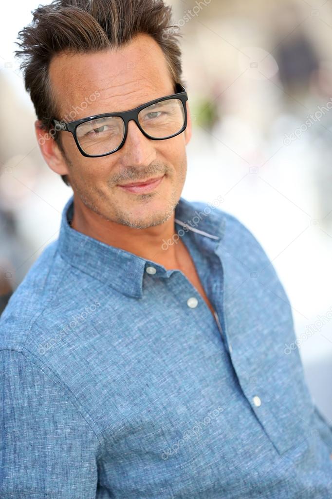 40 jaar oude man met bril ⬇ Stockfoto, rechtenvrije foto door © Goodluz ...