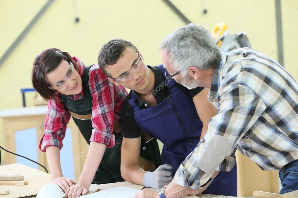 Jovens em curso de carpintaria fotos, imagens de © Goodluz #79356262