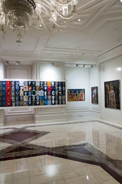 Man art gallery Stock Photos, Royalty Free Man art gallery Images ...