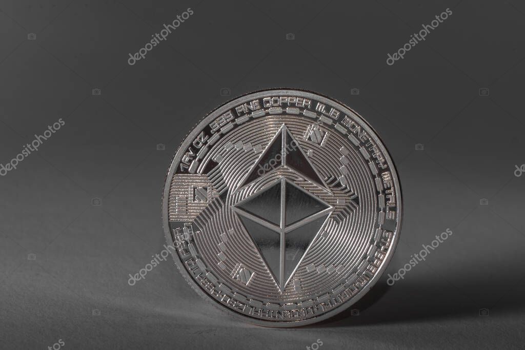 moneda de éter único de criptomoneda con luz gris fondo vista media 2022