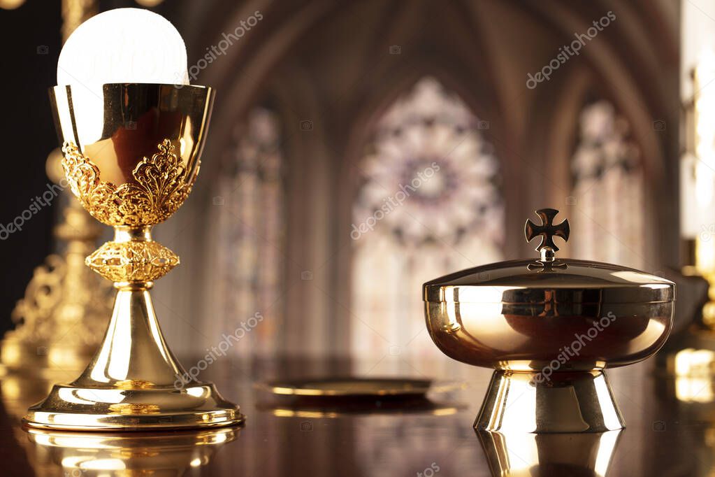 Primera Comunión. Tema de la religión católica. Crucifijo, Cruz y Cáliz ...