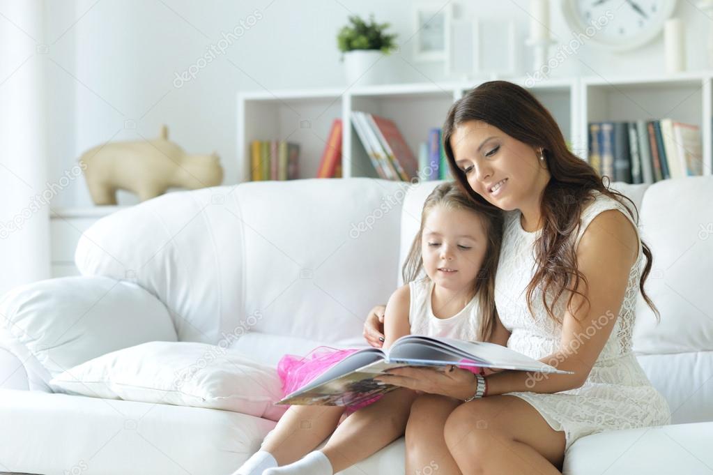 Mamá y su hija leyendo un libro: fotografía de stock © aletia ...