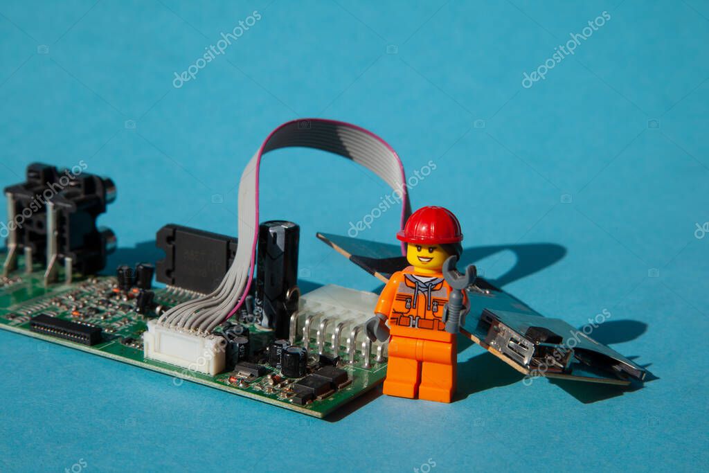 Ucrania, Kiev - 6 de abril de 2020: Reparación de computadoras LEGO ...