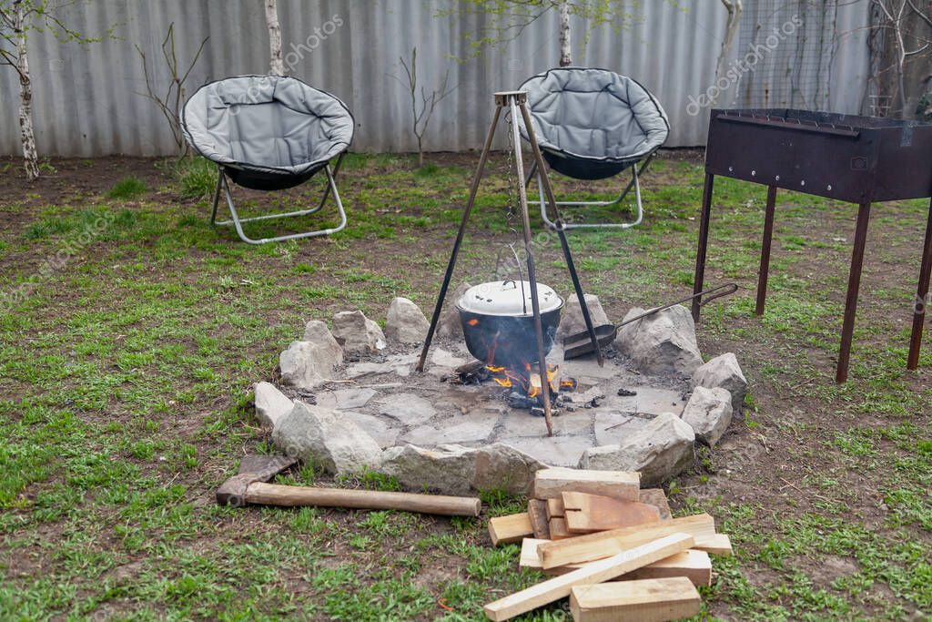 Área de picnic equipada. Un sitio de fogata de piedra redonda se ...