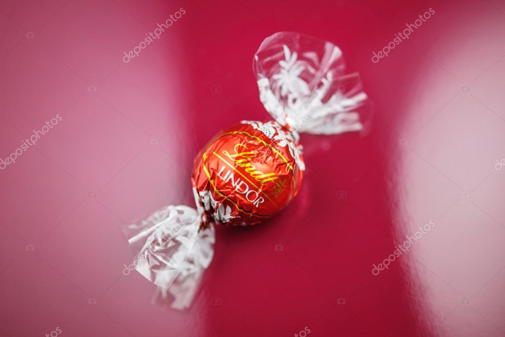 Lindt Lindor chocolate truffle on a red luxury silk – Stock Editorial ...