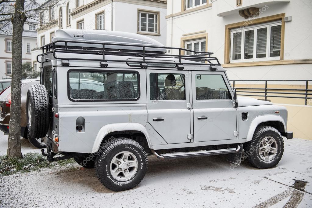 Side view of a Land Rover all terrain vehicle car — Stock Editorial ...