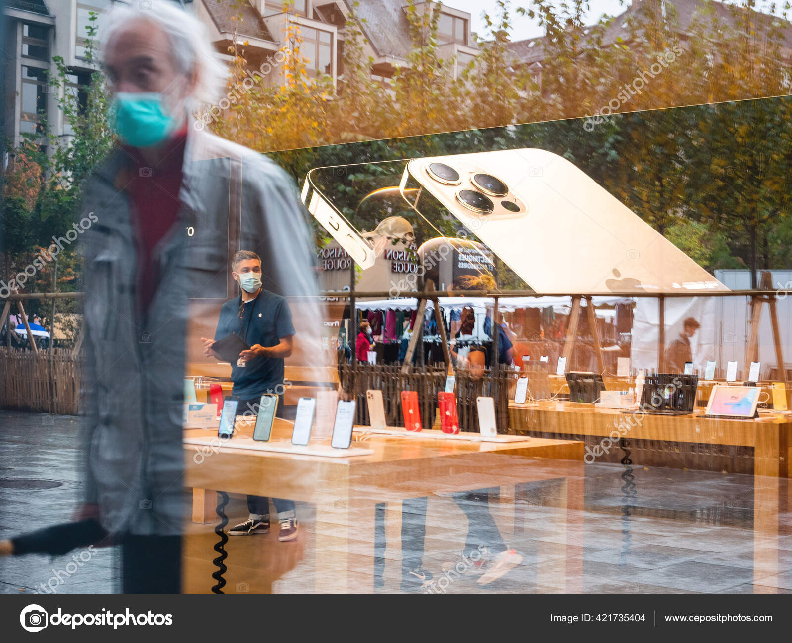 New iPhone 12 and iPhone 12 Pro on display during launch day – Stock ...