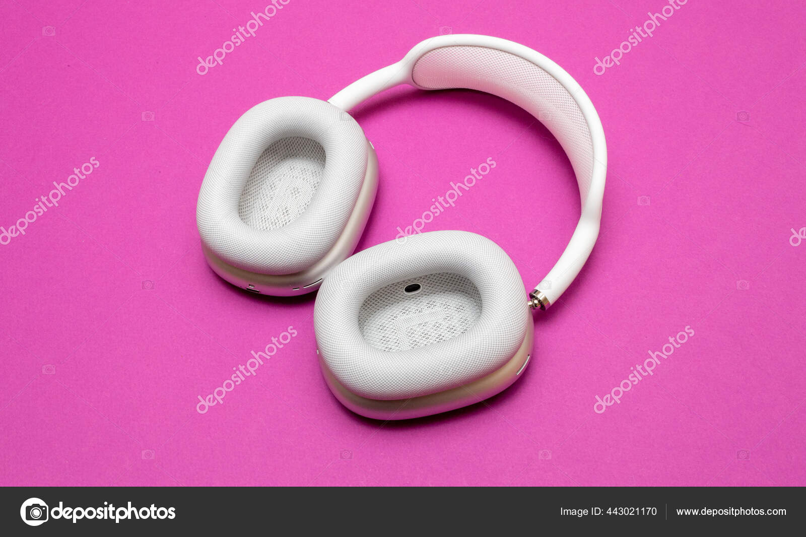 Apple Computers AirPods Max over-ear headphones inside Smart case ...