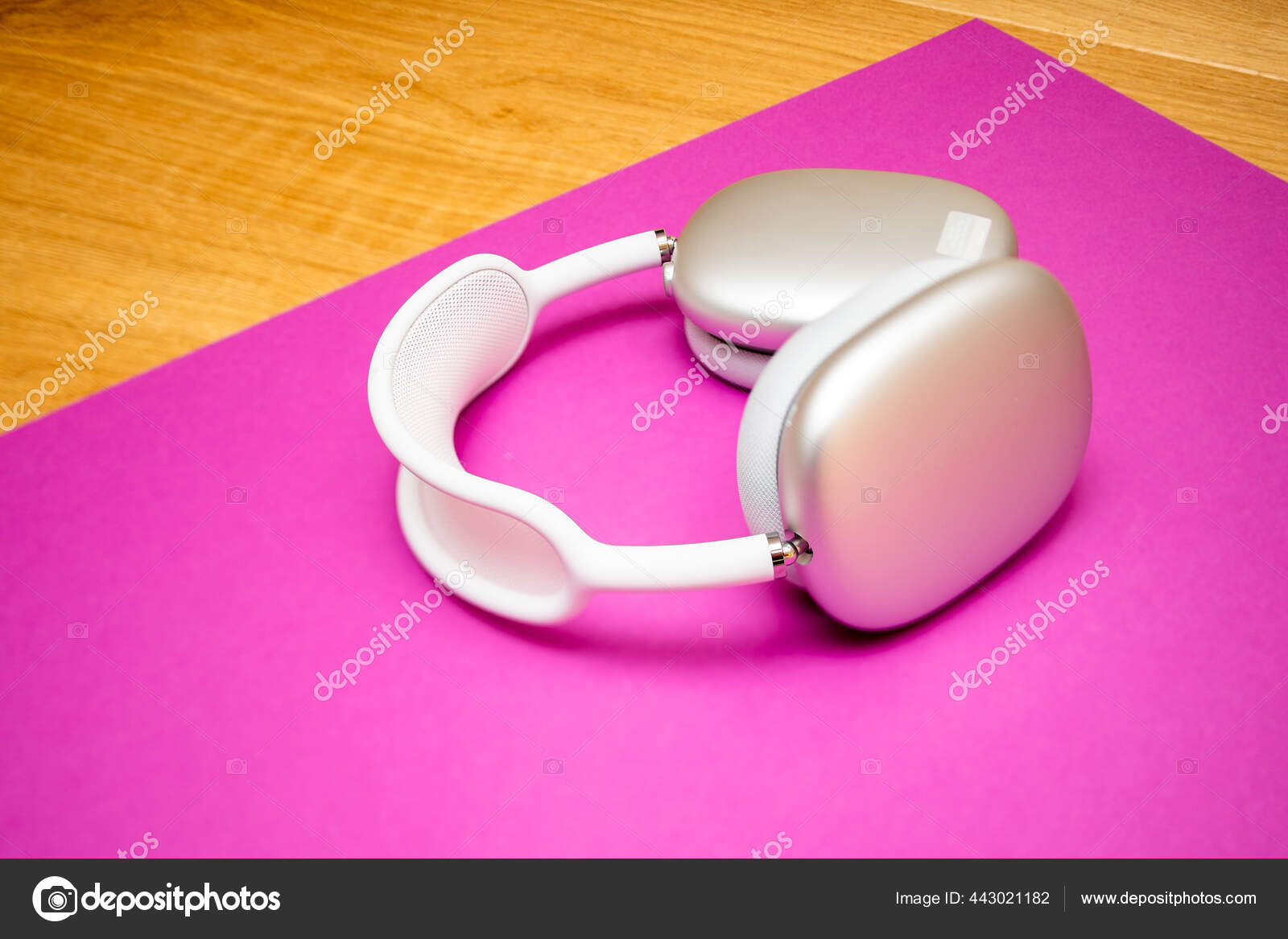 Apple Computers AirPods Max over-ear headphones inside Smart case ...