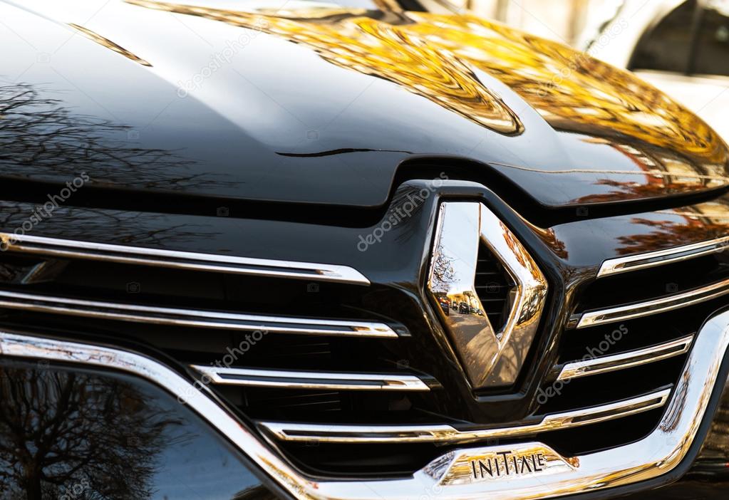 Renault Espace Initiale logo on chrome car — Stock Editorial Photo ...
