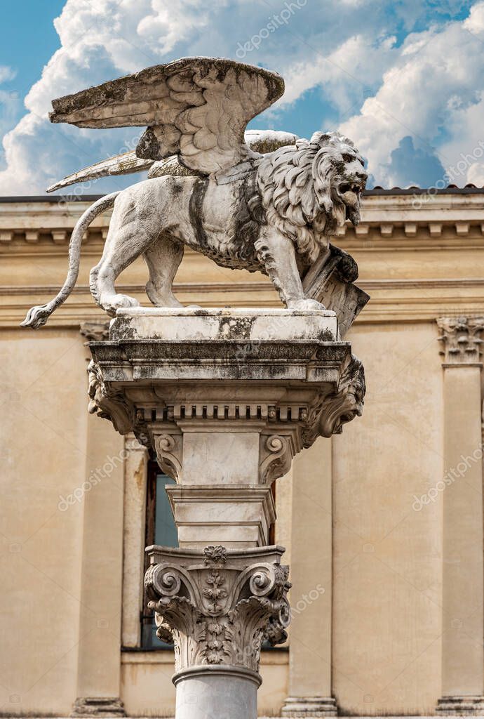 Estatua de mármol del león alado de San Marcos, símbolo del evangelista ...