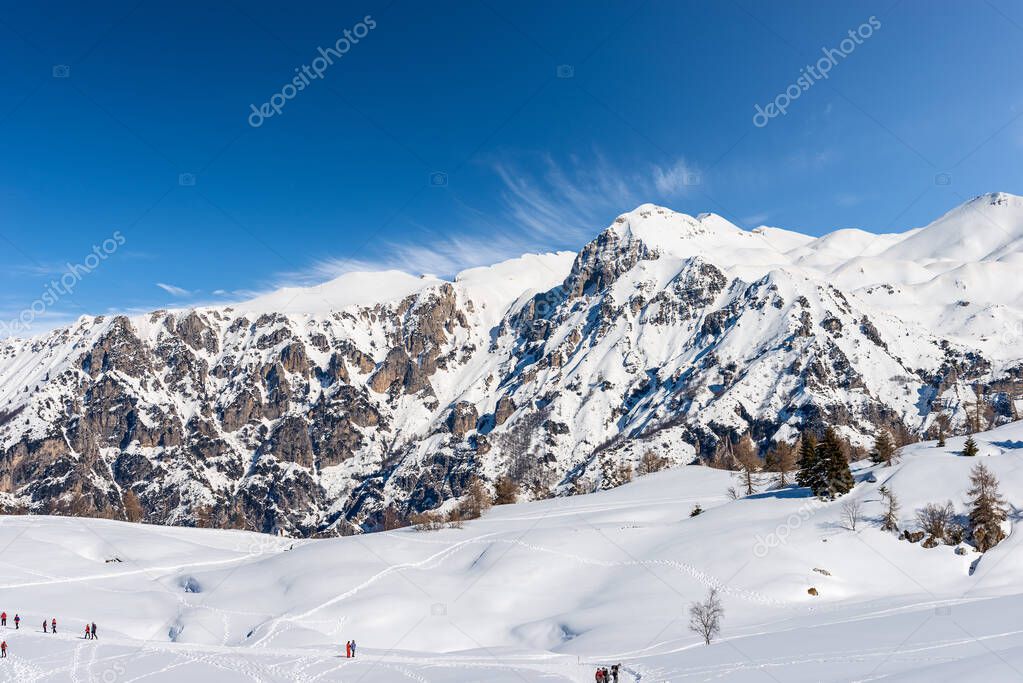 Senderistas en la meseta de Lessinia y la cordillera de Monte Carega ...