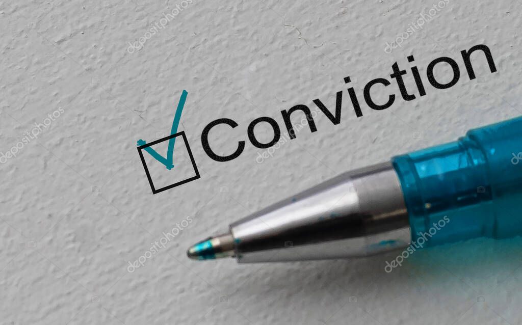 Convicción - casilla de verificación con una garrapata en papel blanco ...