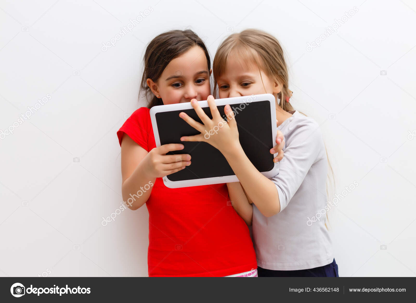 Photo Deux Belles Filles Avec Tablette Sur Fond Blanc — Photo De Stock