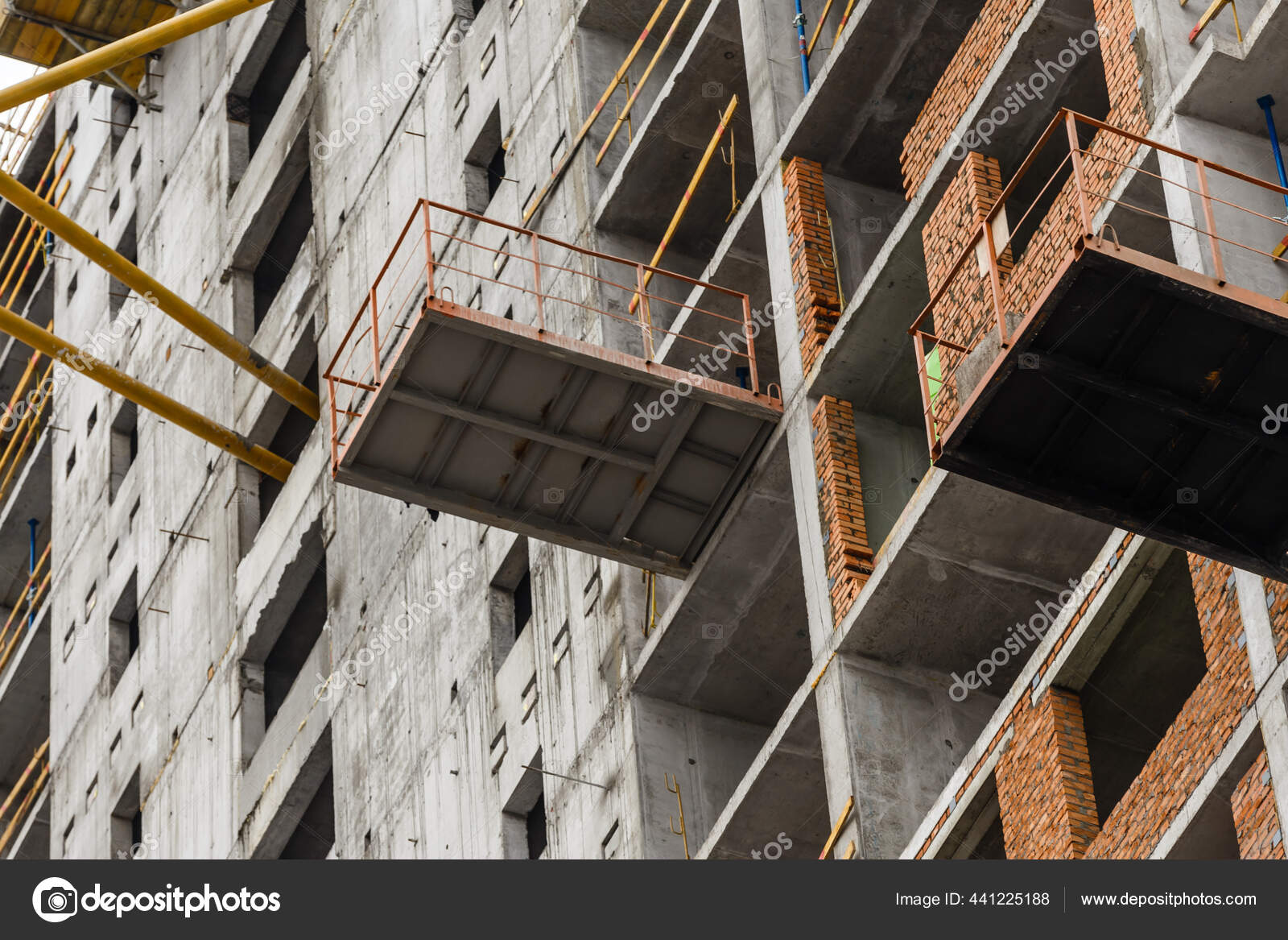 Suspended platform or cradle for construction, installation and repair ...