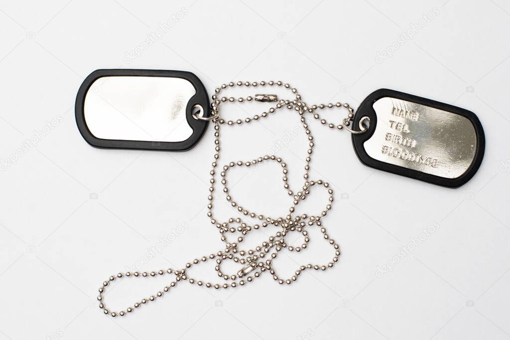 Placa de identificación militar metálica en blanco brillante sobre ...