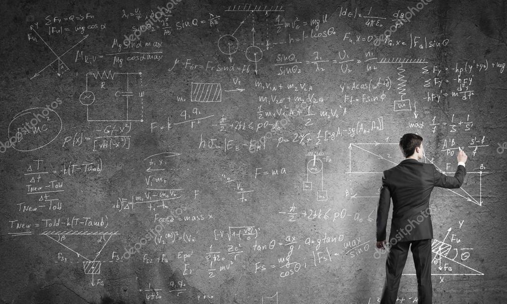 Maestro escribiendo fórmulas en pizarra 2023