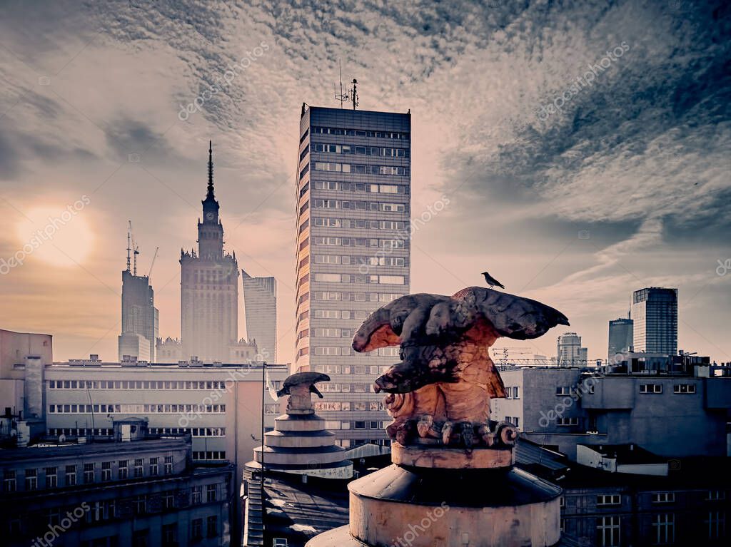 Hermosa vista panorámica del horizonte del dron aéreo del centro de la ciudad de Varsovia con ...