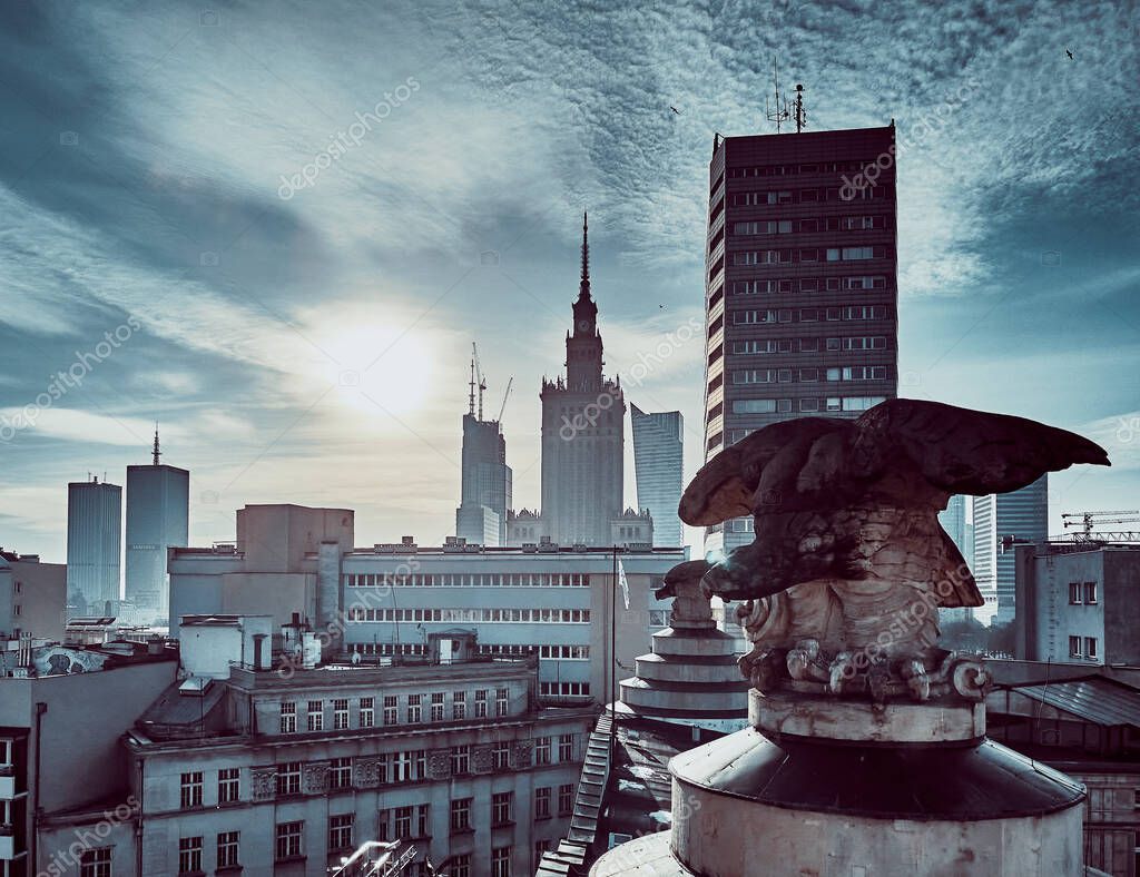 Hermosa vista panorámica del horizonte del dron aéreo del centro de la ciudad de Varsovia con ...