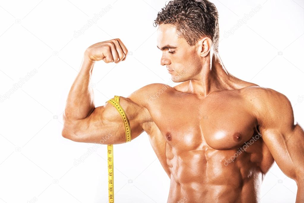 Sterke atletische Man tonen gespierd lichaam en een sixpack abs op ...