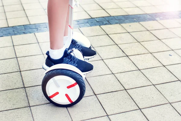 Joven montado en el Hoverboard en el parque. tecnologías de contenido ...