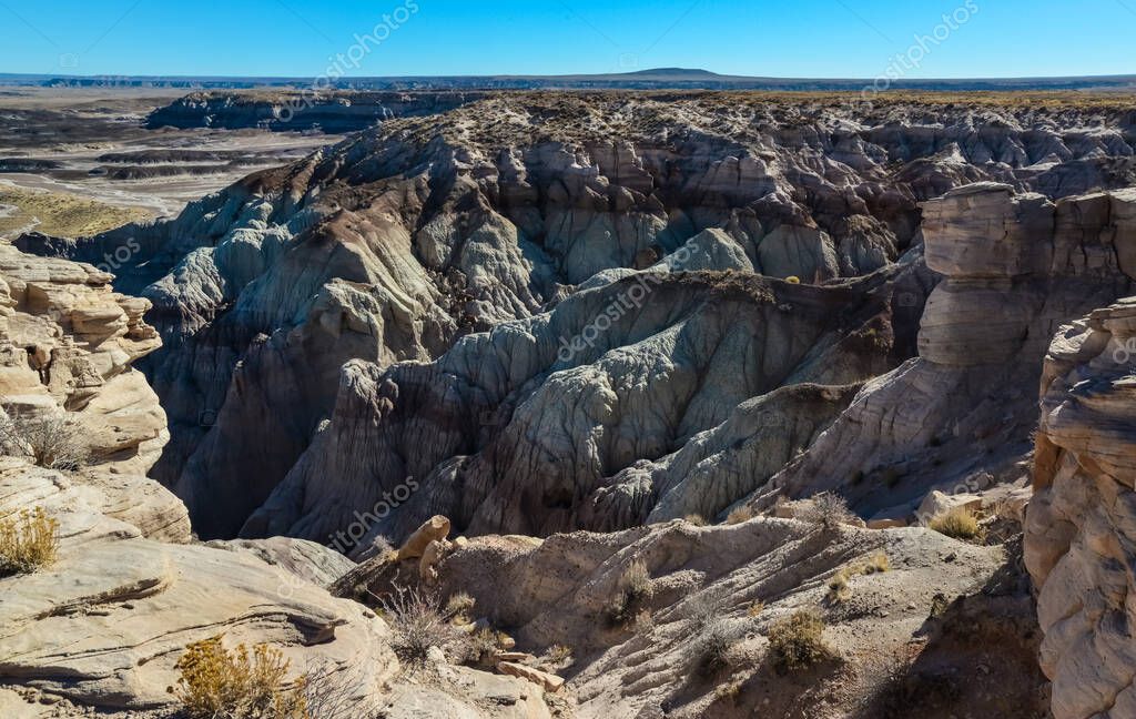 El desierto pintado en un d a soleado. Diversas rocas sedimentarias y ...