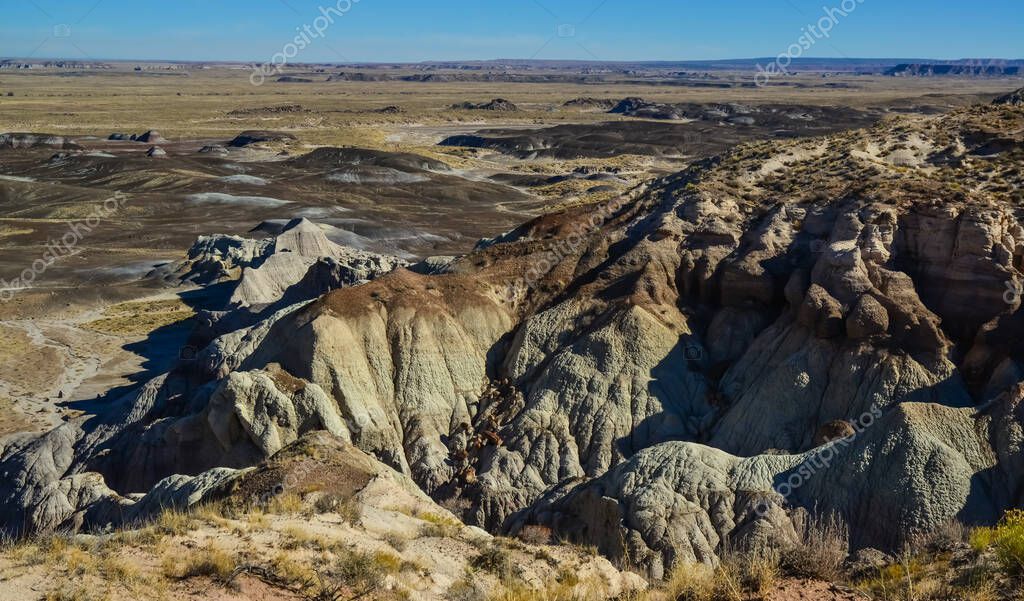 El desierto pintado en un día soleado. Diversas rocas sedimentarias y ...