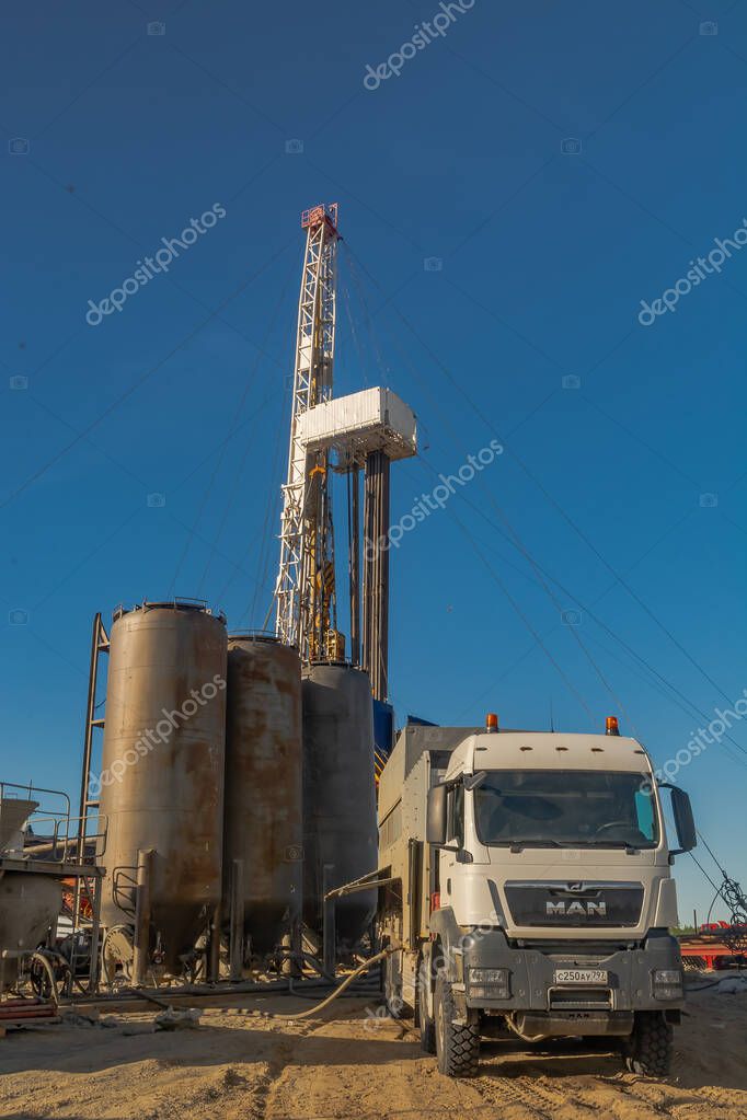 Plataforma de perforación con equipo de cementación de pozos en primer plano. Las ...