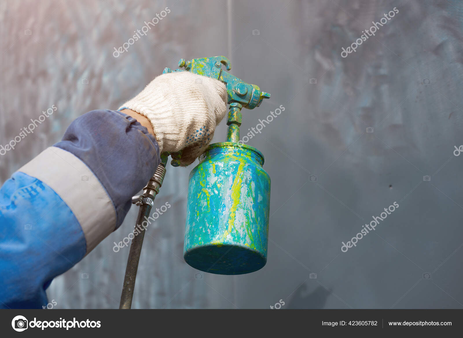 Download - Metal surface painting. Hand with a compressor pultilizer ...